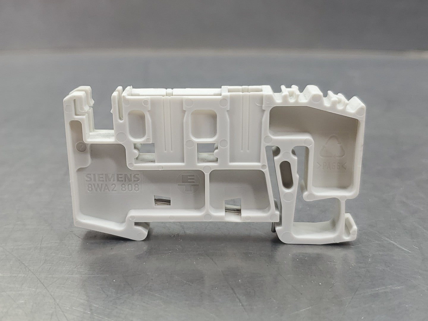 Siemens 8WA2 808 End Retainer Block. 4E-46 – Palmetto Automation Inc.