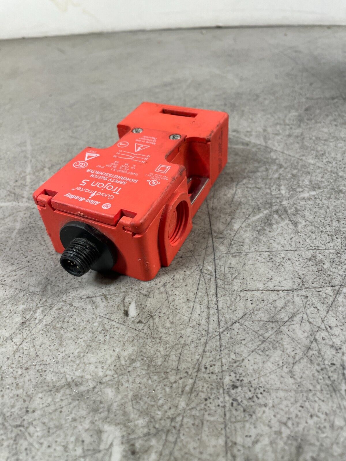 Allen-Bradley Guardmaster Trojan 5 Safety Universal Tongue Interlock S ...