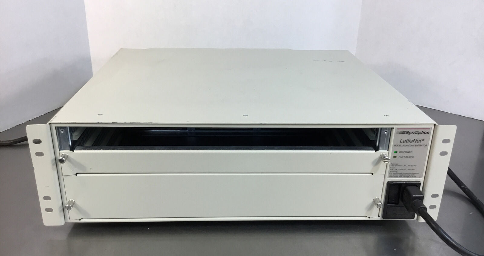 SynOptic 3030 Concentrator LattisNet 100-240V 4A Chasis & Power Supply ...
